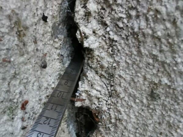 What causes cracks in buildings?