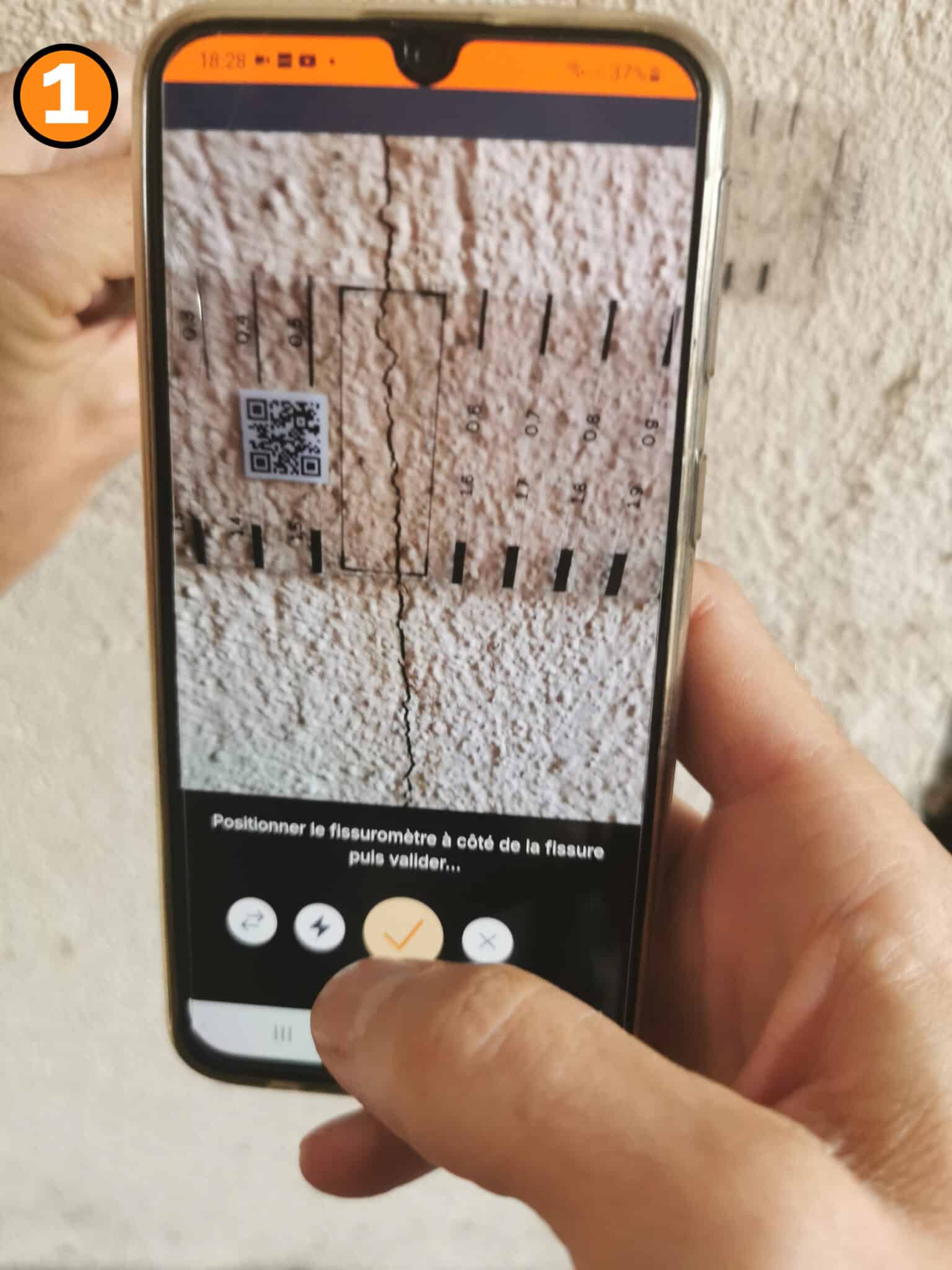 Crack ruler - Measuring the width of cracks