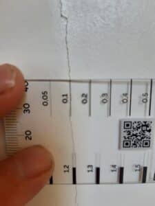 Crack ruler - Measuring the width of cracks