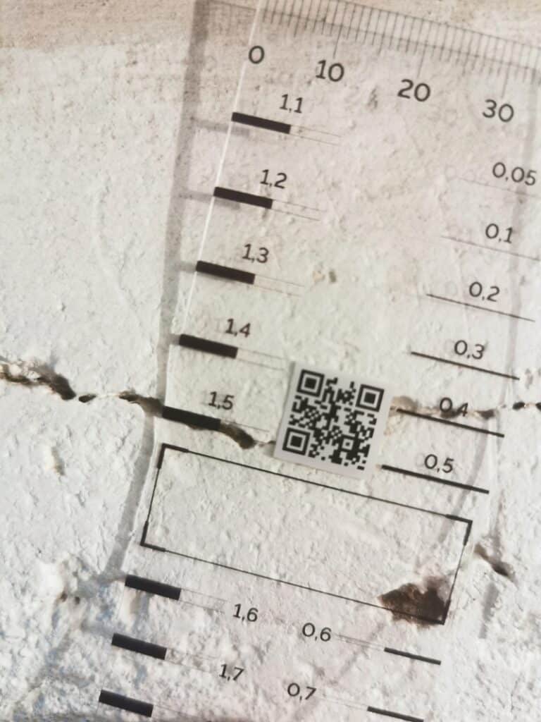 Crack ruler - Measuring the width of cracks