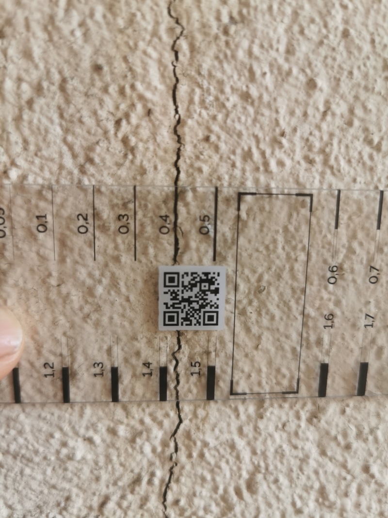 Crack ruler - Measuring the width of cracks