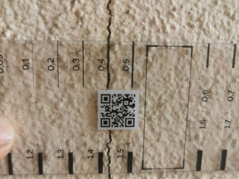 Crack ruler - Measuring the width of cracks