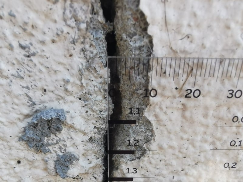 Crack ruler - Measuring the width of cracks