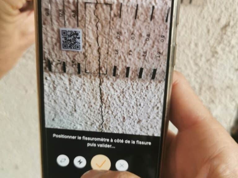 Crack ruler - Measuring the width of cracks