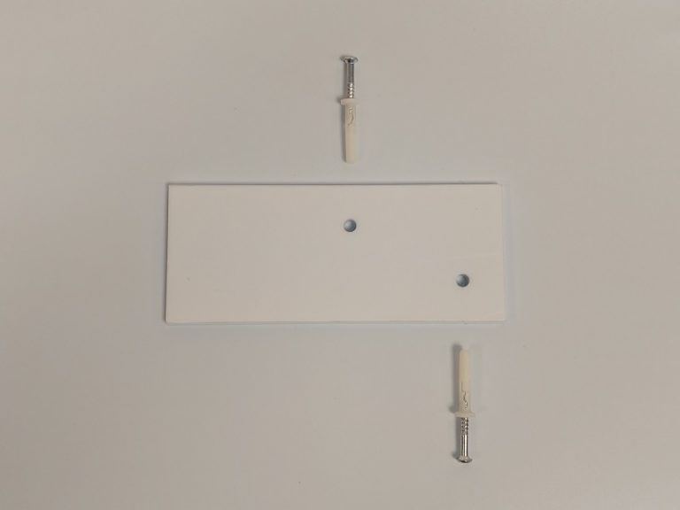 Intermediate plate for difficult fixing of the G3 crack monitor