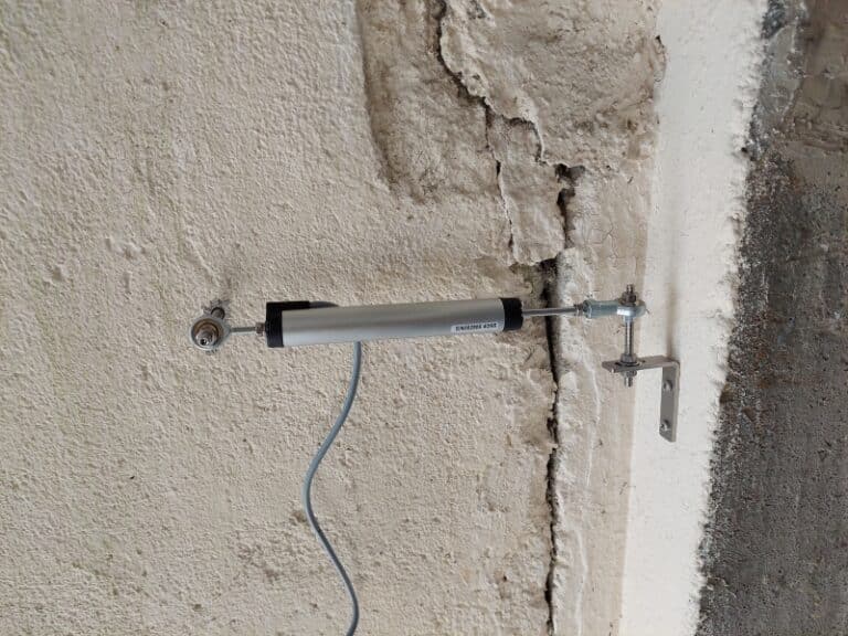 R2 Gauge – Large-range connected crack monitor